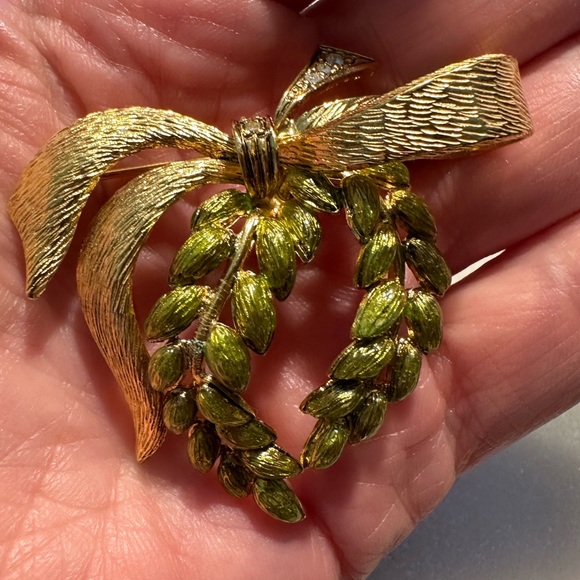 Joan Rivers | Jewelry | Vintage Joan Rivers Gold Bow Laurel Leaves ...